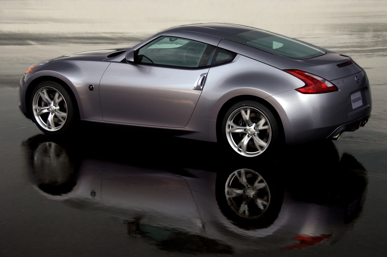 Nissan 370Z Offers Classic Sport Coupe Styling